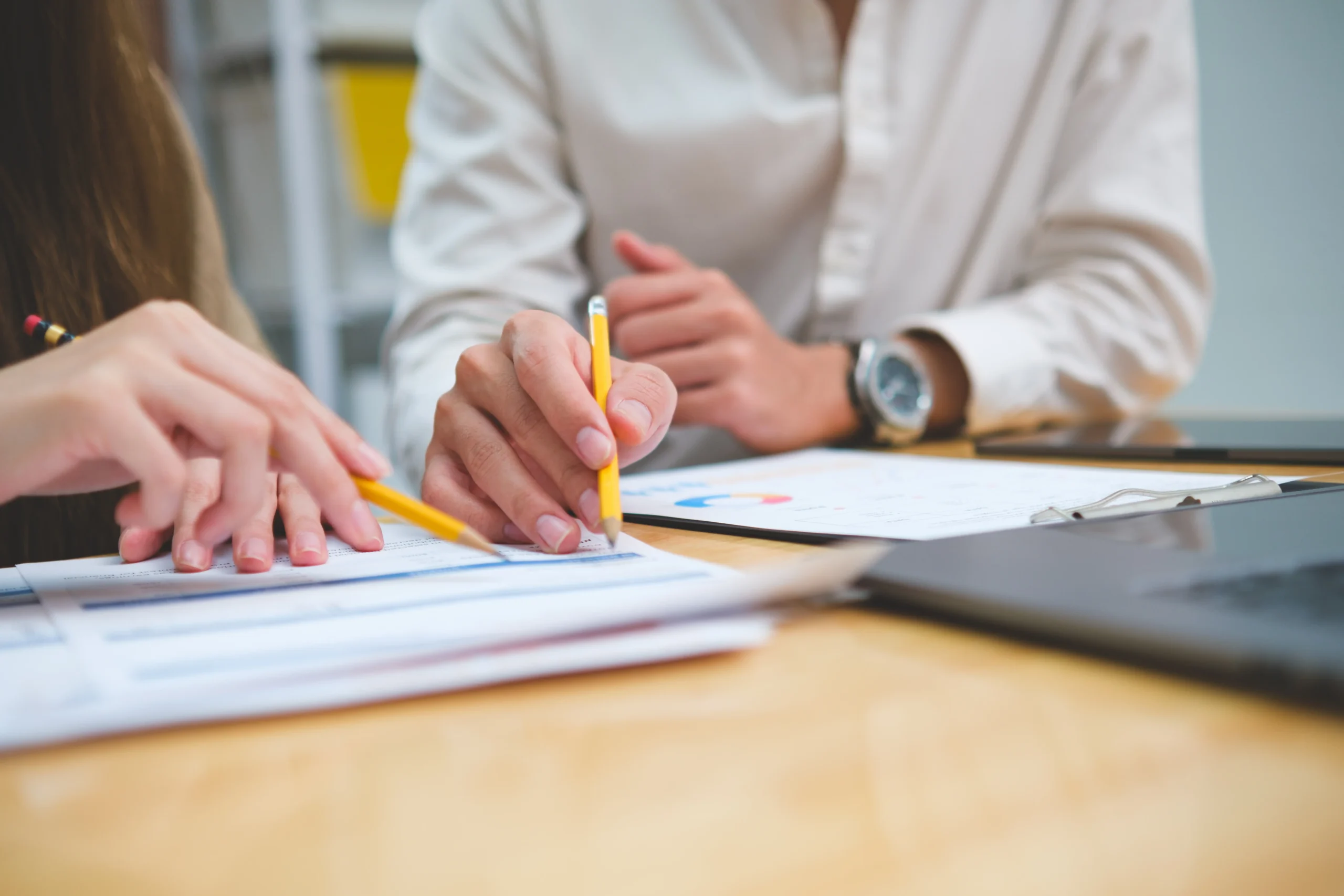 Headhunting or advertising? How to choose the right approach